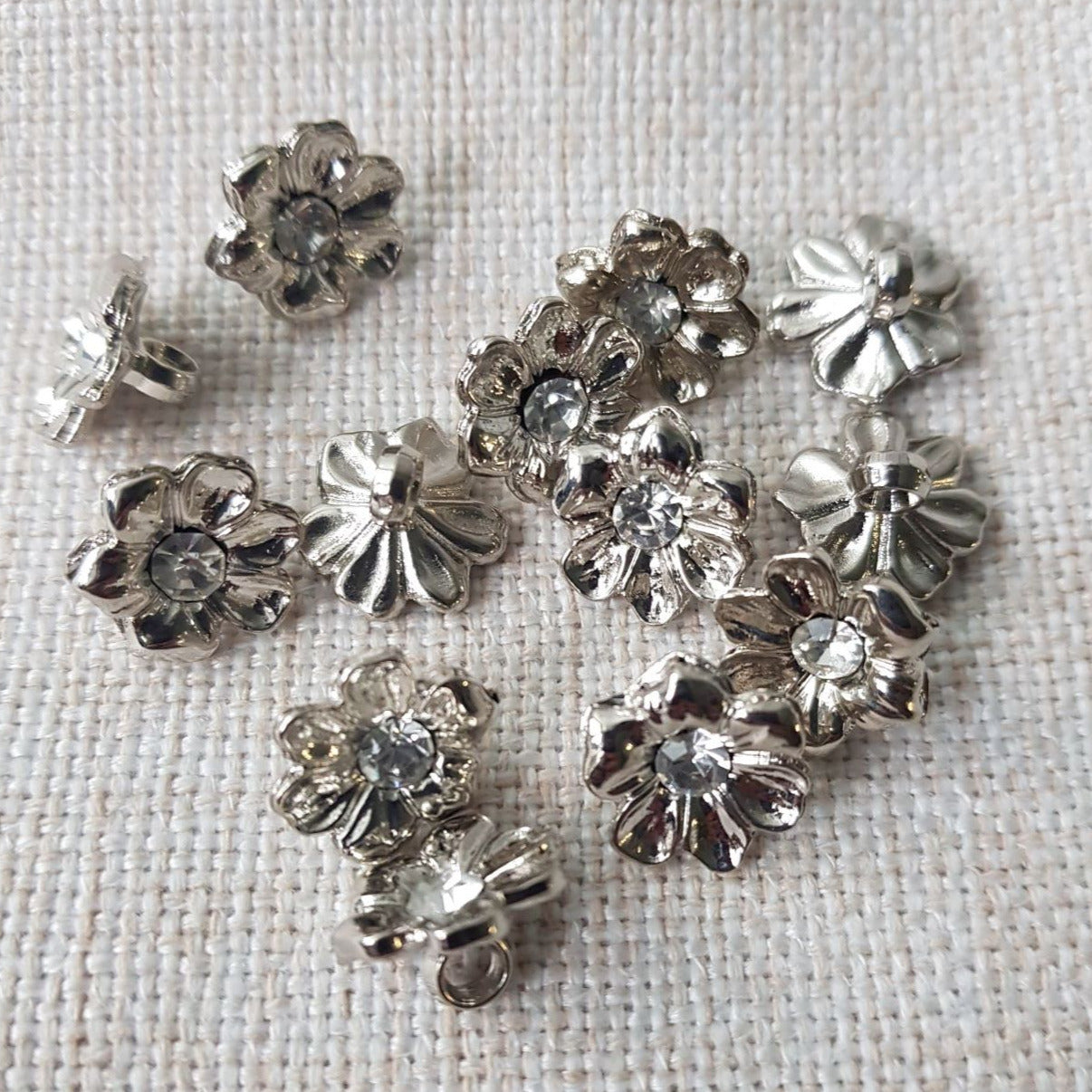 Strassi kukkanappi 15 mm – NK-Teollisuus